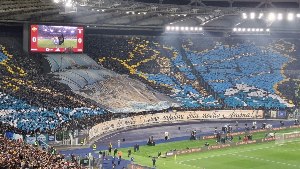 Lazio Roma, lo sfottò sugli spalti: la Curva Nord espone lo striscione ...